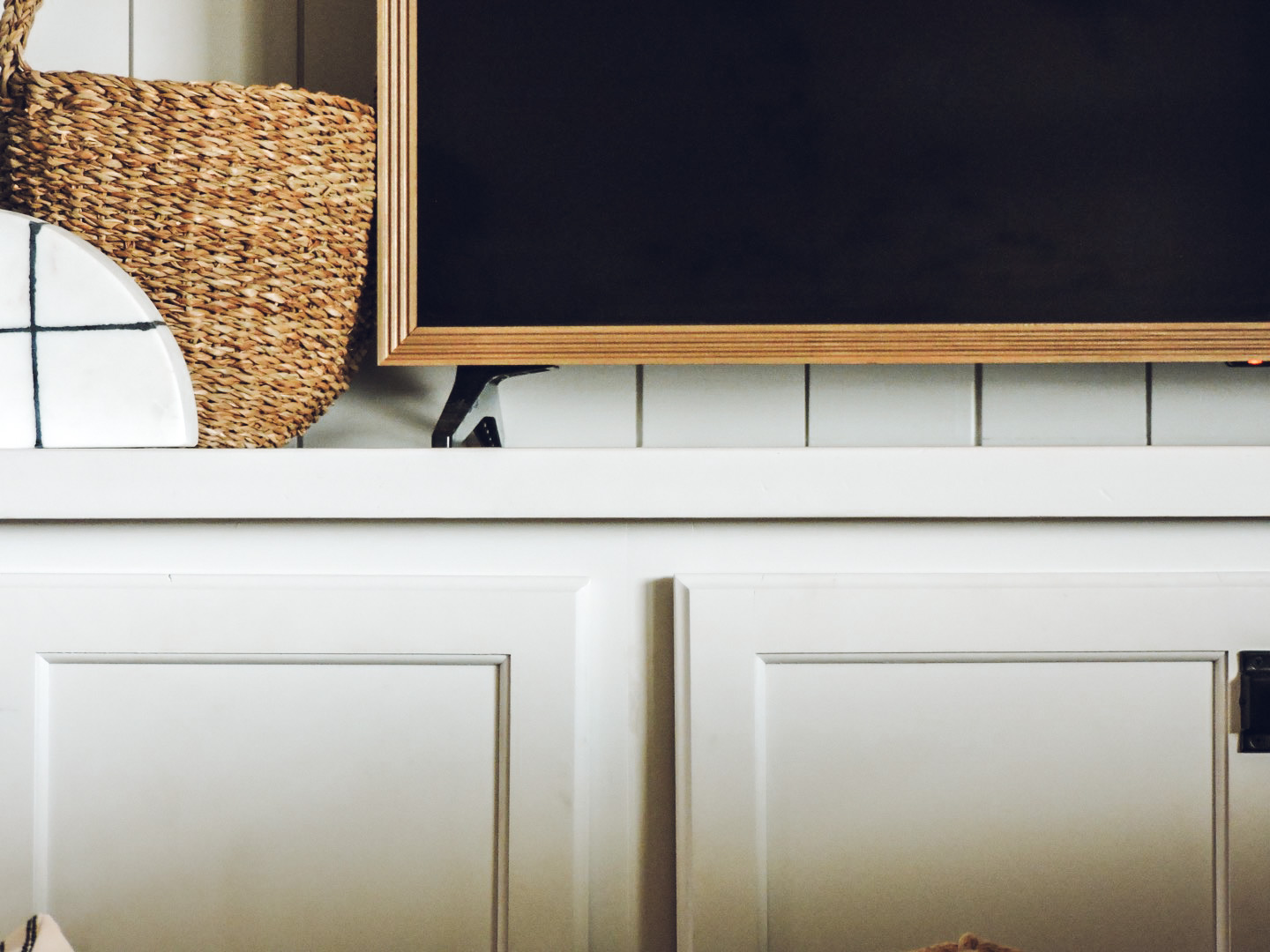 DIY Frame TV With No Power Tools Needed - Berry Berry Quite Contrary